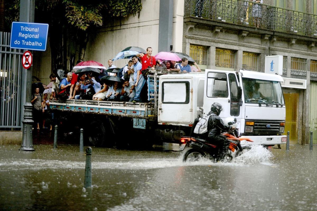 Cinco razões para não atravessar uma enchente de moto | Mobilidade ...