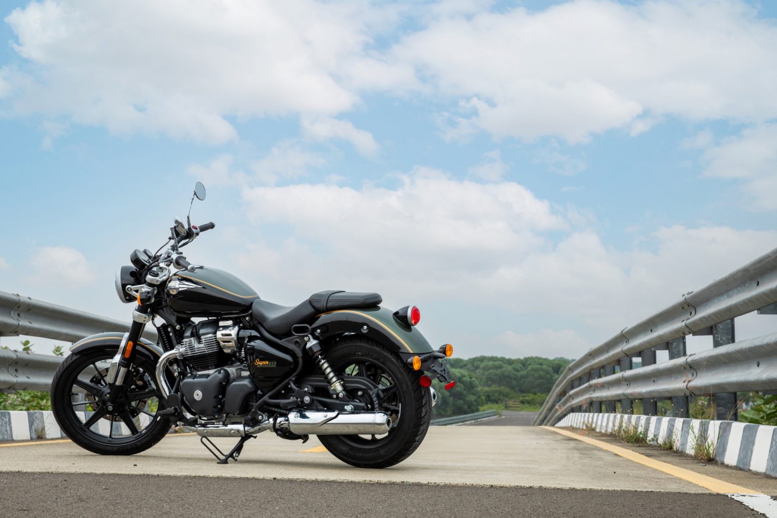 Super Meteor 650 surge em Milão | Mobilidade Estadão | Acima de 600 ...